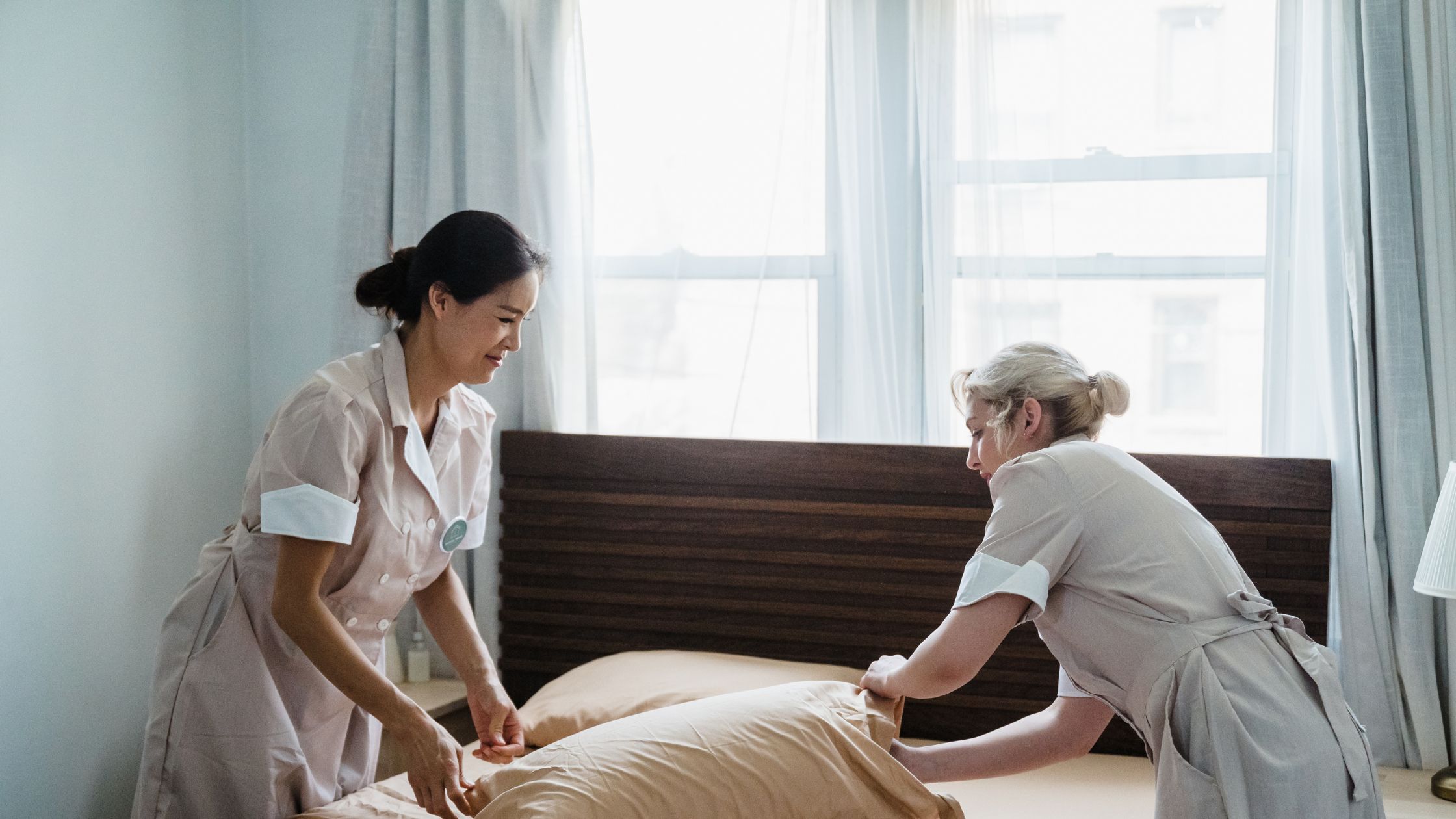 Minimum income to sponsor a maid with UAE Golden Visa?